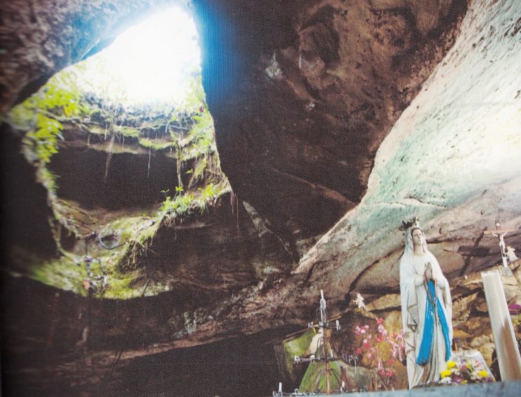 Review Gua Maria Santok Dengan Patung Pantak Sebagai Ciri Khasnya ...