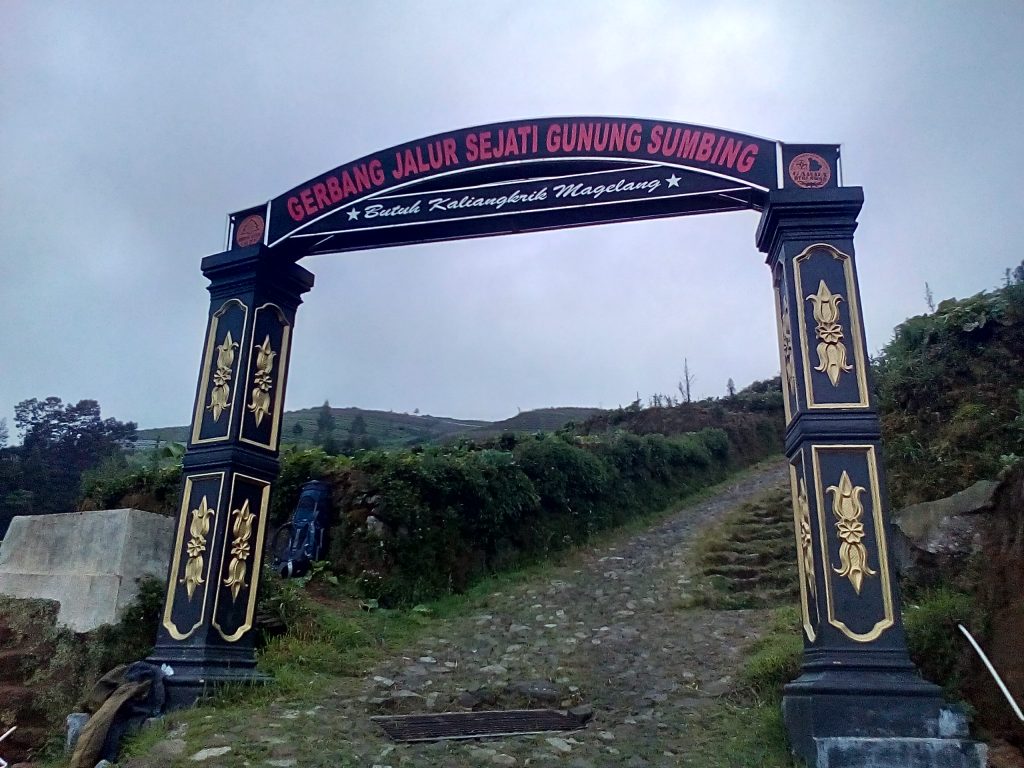Melihat Keindahan Gunung Sumbing Via Jalur Pendakian Butuh - Destinasi ...