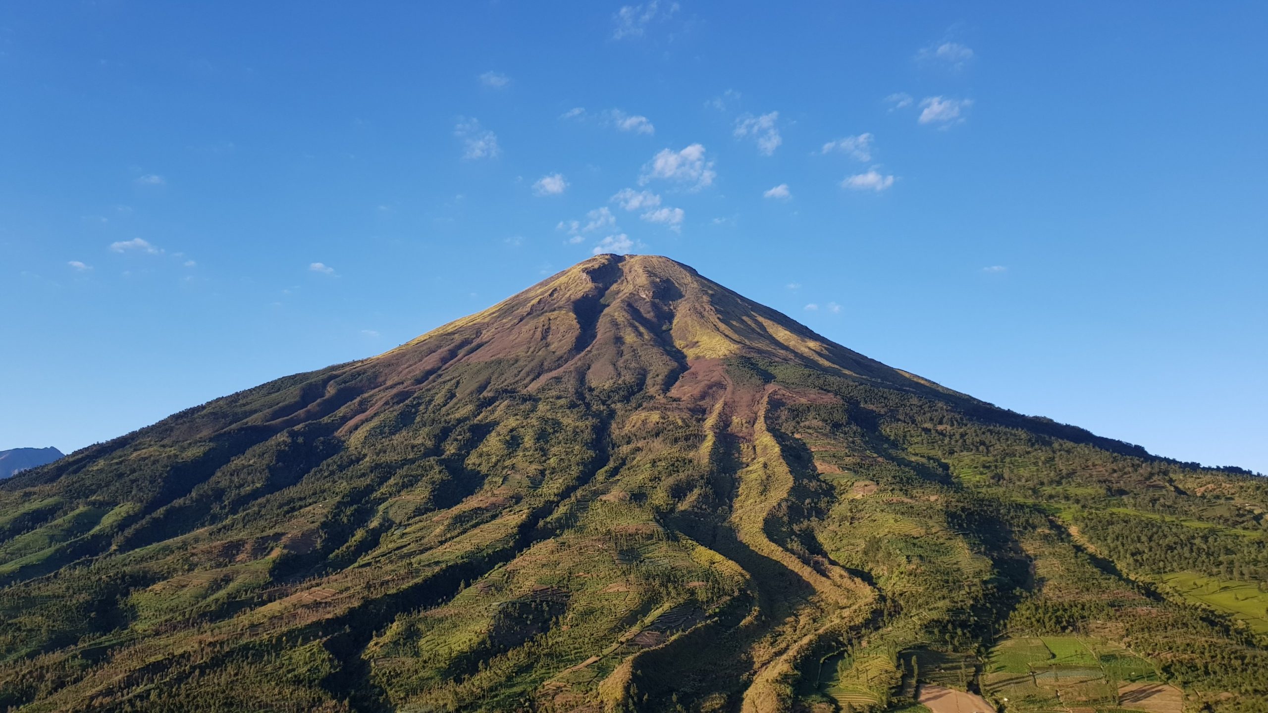 Menikmati Gagahnya Gunung Sindoro Dari Puncak Gunung Kendil - Destinasi ...