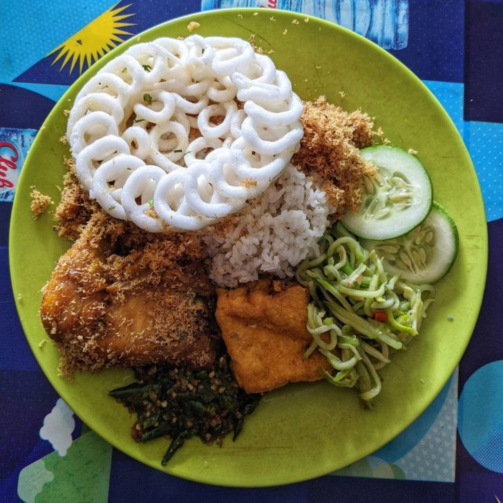 Warung Nasi SPG: Ayam Goreng Terenak di Bandung!
