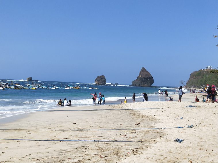 Keindahan Pantai Papuma Yang Bisa Kalian Nikmati Sambil Berkemah | Hibur.id