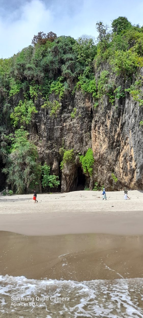 Sensasi Berkemah Di Pantai Goa Langir | Hibur.id