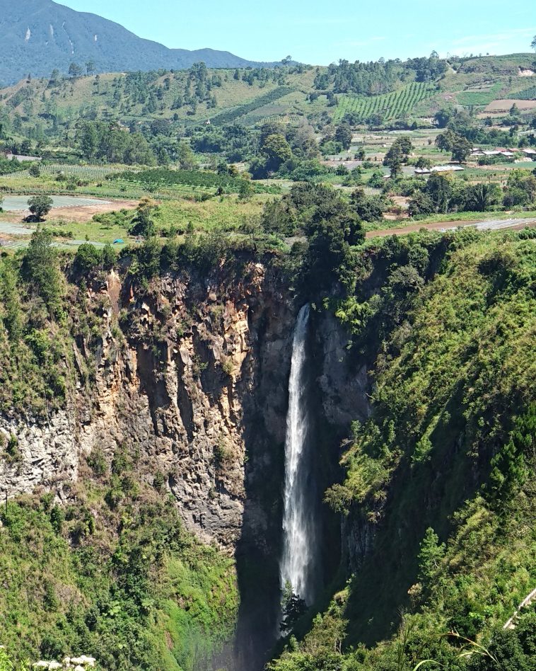 Berkemah Di Air Terjun Sipiso Piso - Air Terjun Setinggi 120 Meter ...