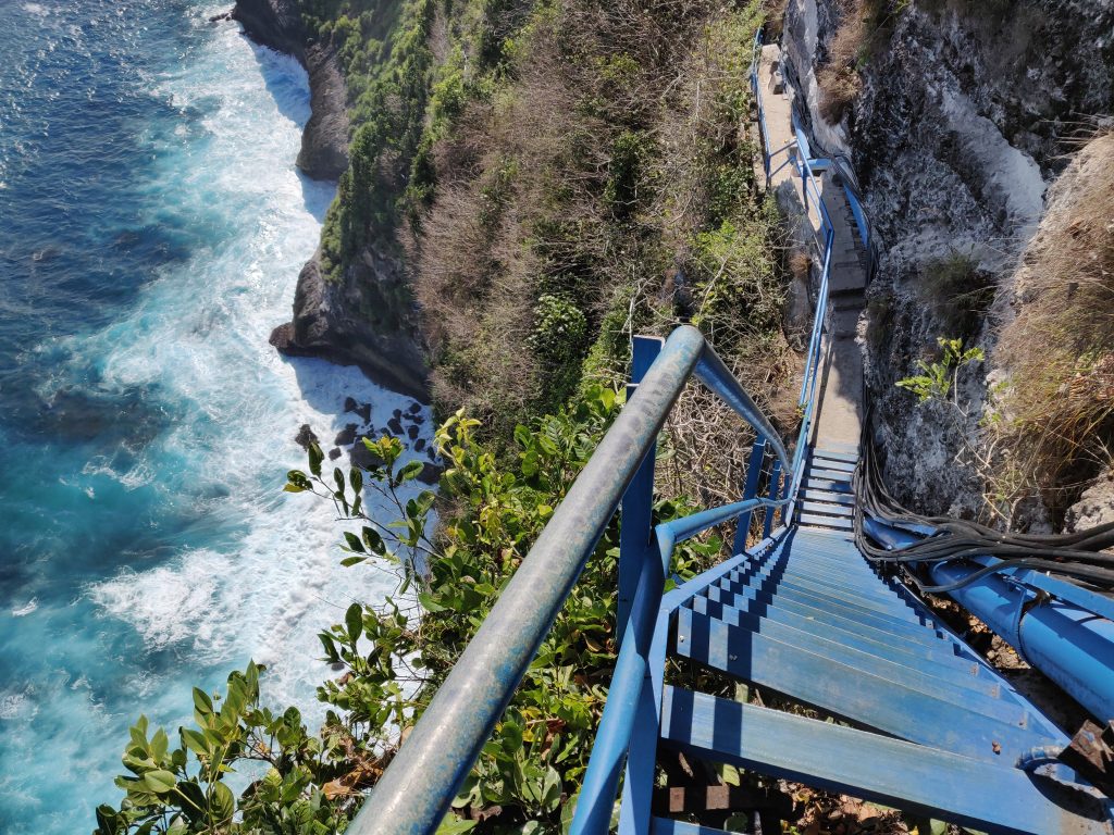 Mata Air Guyangan - Sensasi Renang di Bibir Tebing | Hibur.id