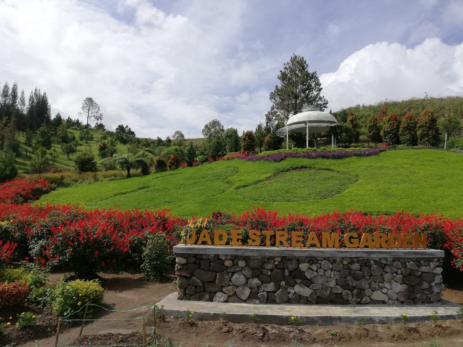 Menikmati Keindahan Taman Bunga Di Puncak Bukit - Sapo Juma | Hibur.id