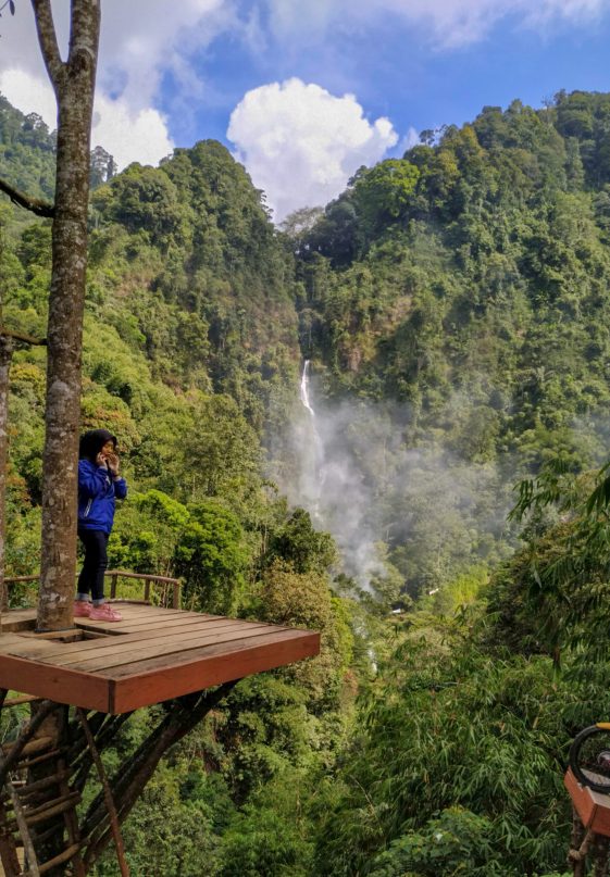 Lagi Penat? Yuk, Liburan Di Curug Cibareubeuy | Hibur.id