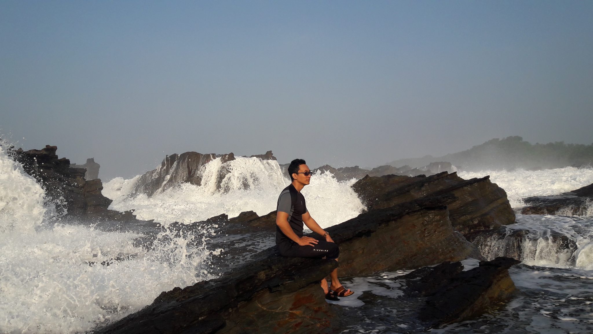 Keunikan Pantai Karang Taraje, Ada Air Terjunnya! | Hibur.id