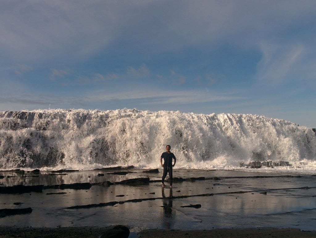 Keunikan Pantai Karang Taraje, Ada Air Terjunnya! | Hibur.id