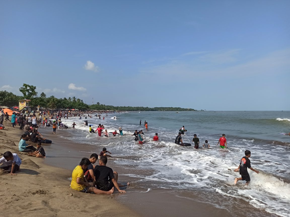 Ingin Bermain Pasir? Datang Ke Pantai Pasir Putih Florida Yuk! | Hibur.id