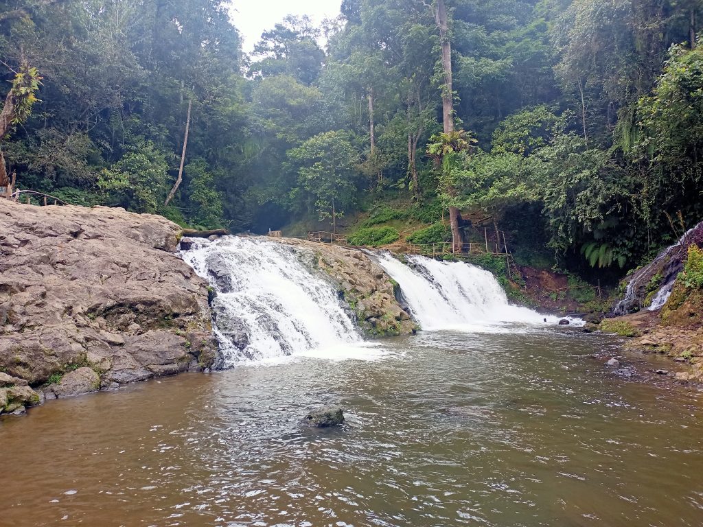 Serunya Menghabiskan Malam Dengan Berkemah Di Curug Layung | Hibur.id