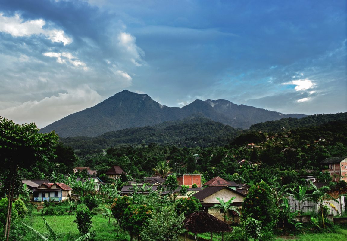 Berburu Foto Dengan Latar Pemandangan Yang Indah Di Bukit Panorama ...