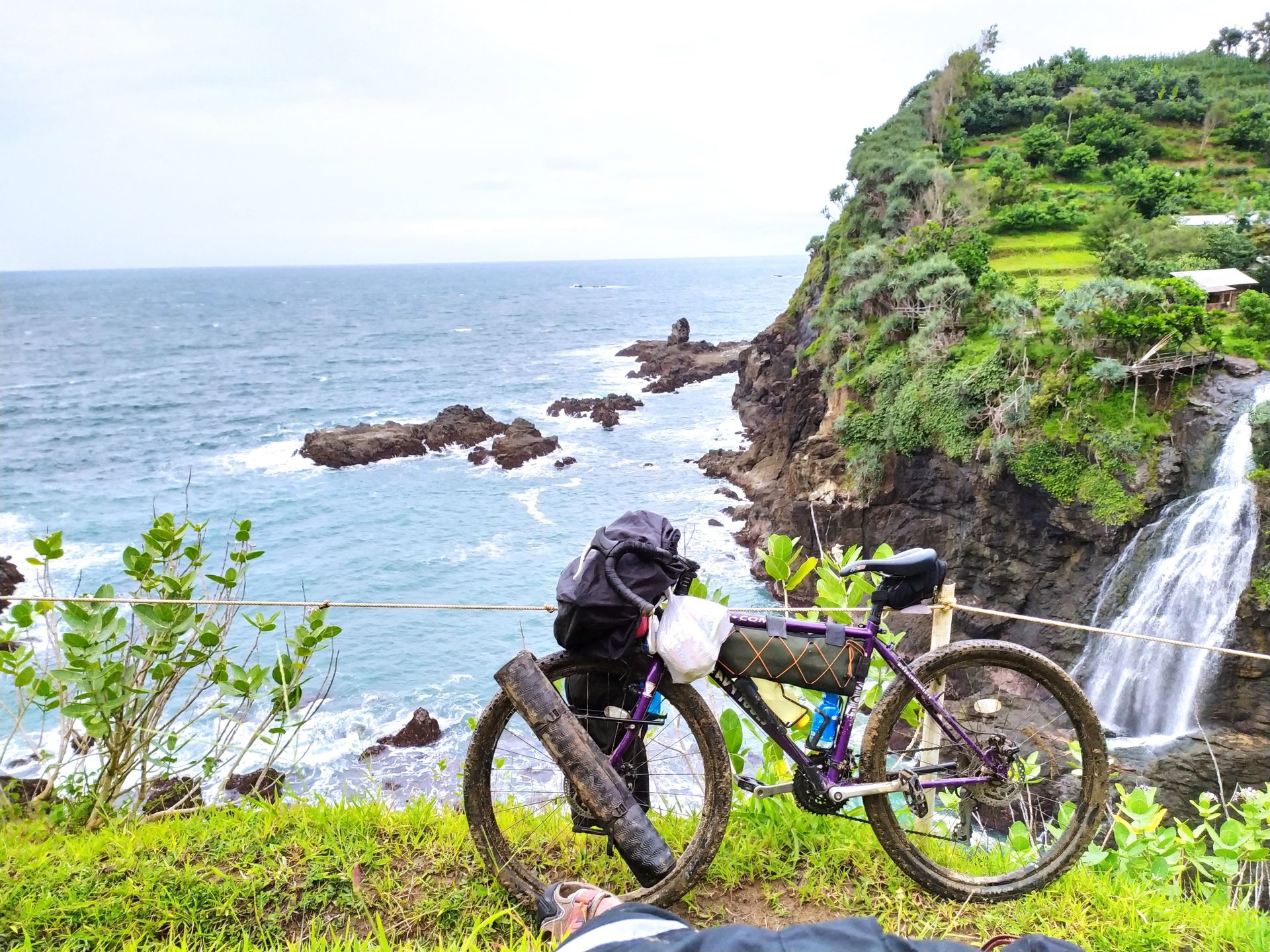 Menikmati Keindahan Laut dan Sejuknya Perbukitan Di Bukit Pengilon ...