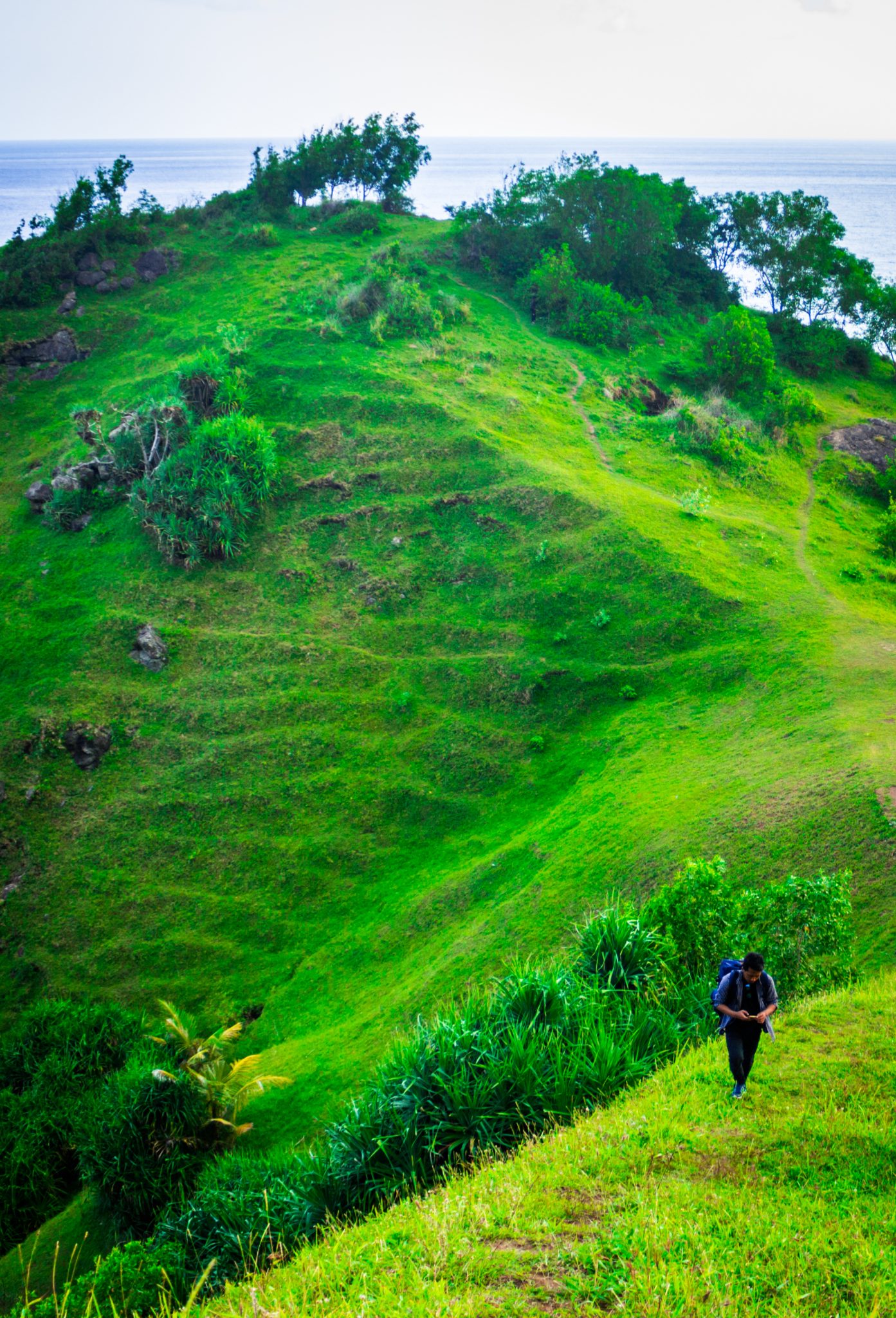 Menikmati Keindahan Laut dan Sejuknya Perbukitan Di Bukit Pengilon ...