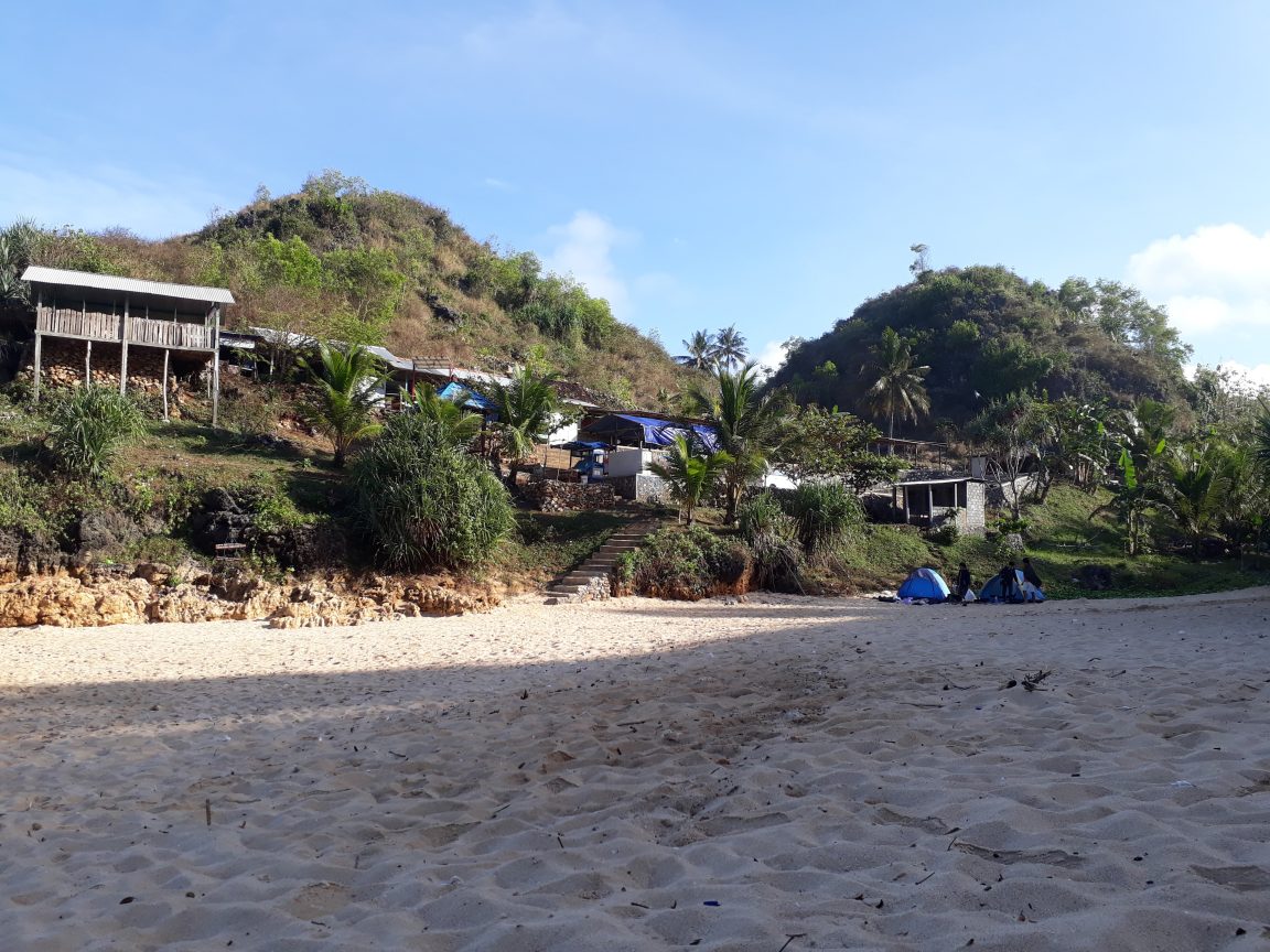 Berkemah Di Pantai Ngeden - Pantai Indah Dan Eksklusif | Hibur.id