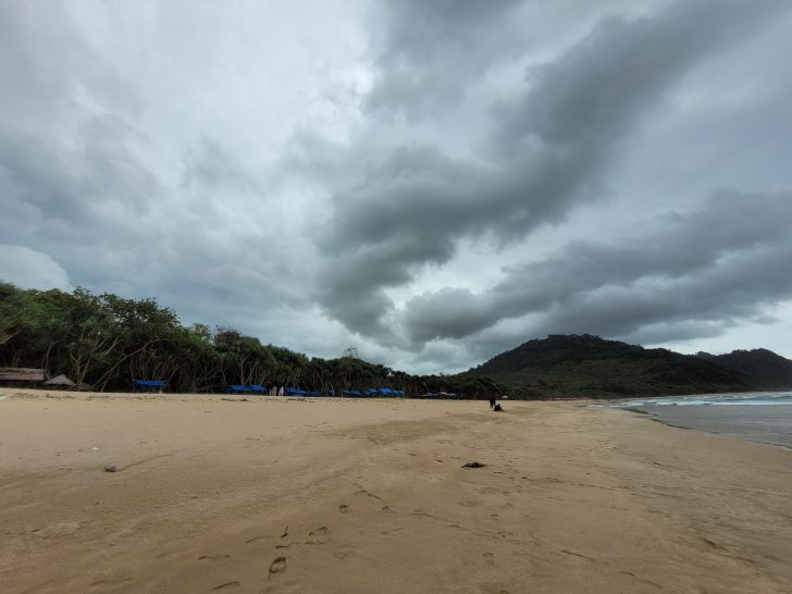 Nikmati Sensasi Berkemah Di Pantai Pulau Merah | Hibur.id