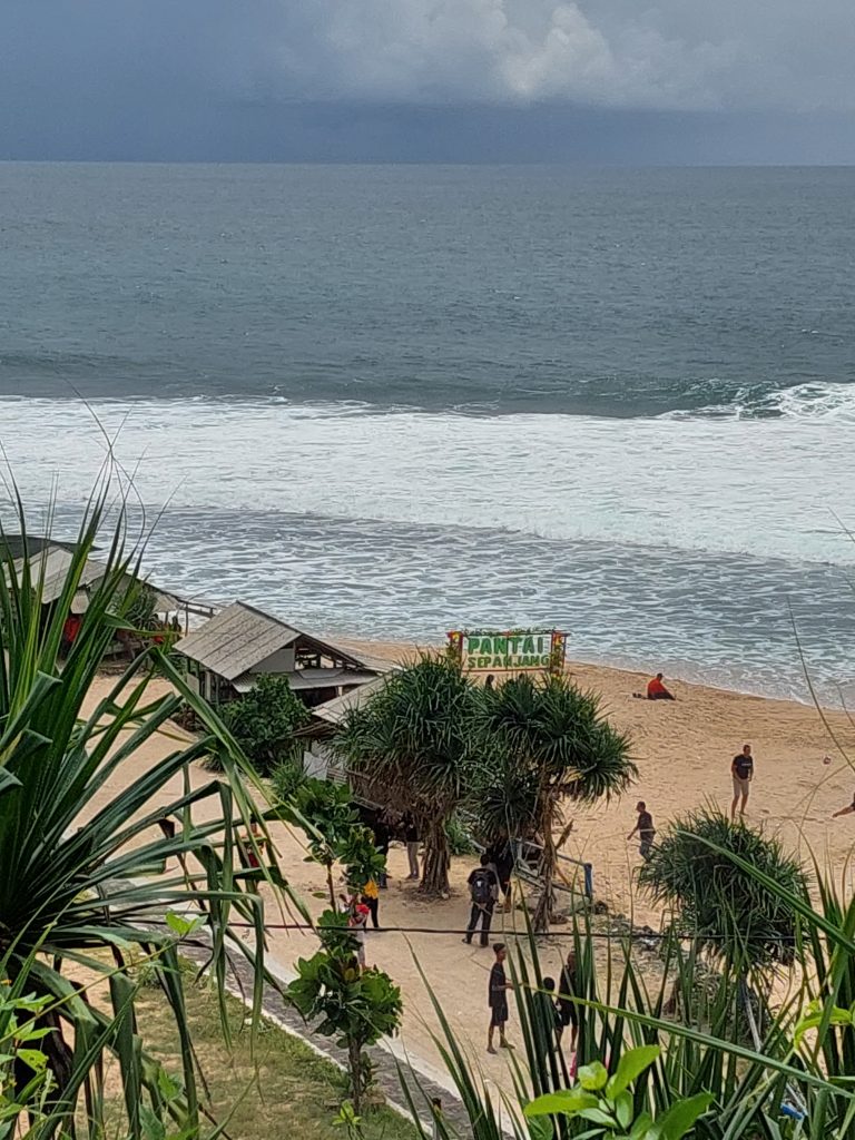 Serunya Berkemah Di Pantai Sepanjang | Hibur.id