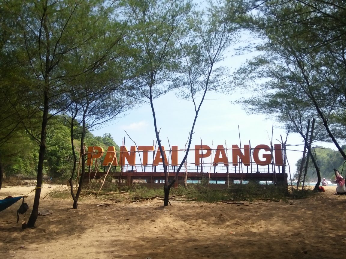 Serunya Menghabiskan Malam Dengan Berkemah Di Pantai Pangi | Hibur.id
