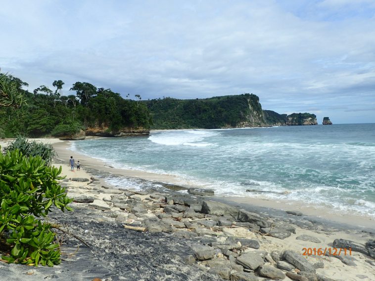 Serunya Berpetualang Di Pantai Sanggar | Hibur.id