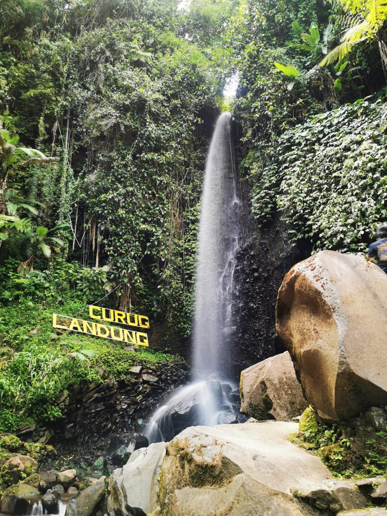 Merasakan Serunya Menghabiskan Waktu Liburan Di Curug Landung | Hibur.id