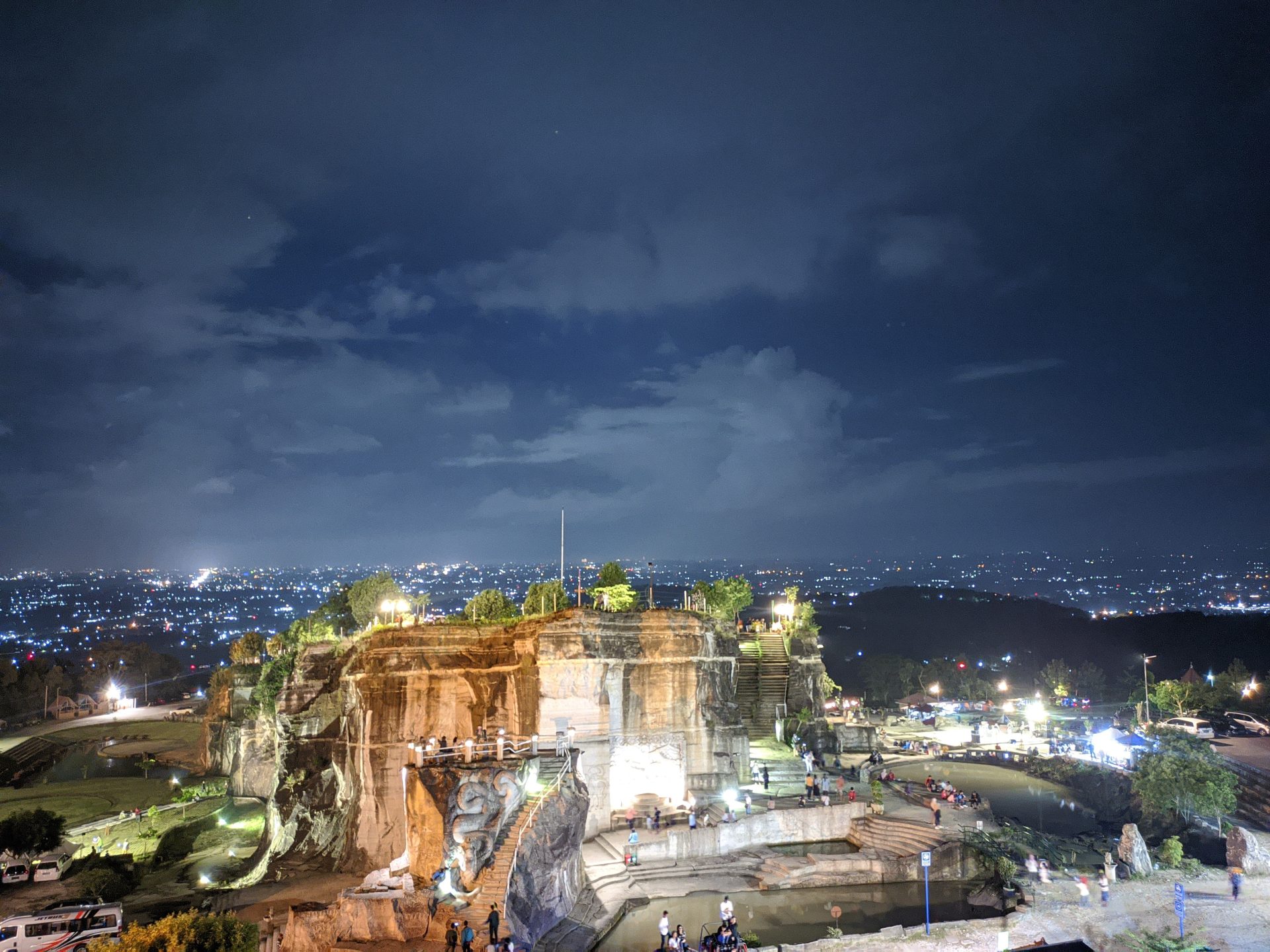 Menikmati Keindahan Yogyakarta Dari Ketinggian Di Taman Tebing Breksi ...
