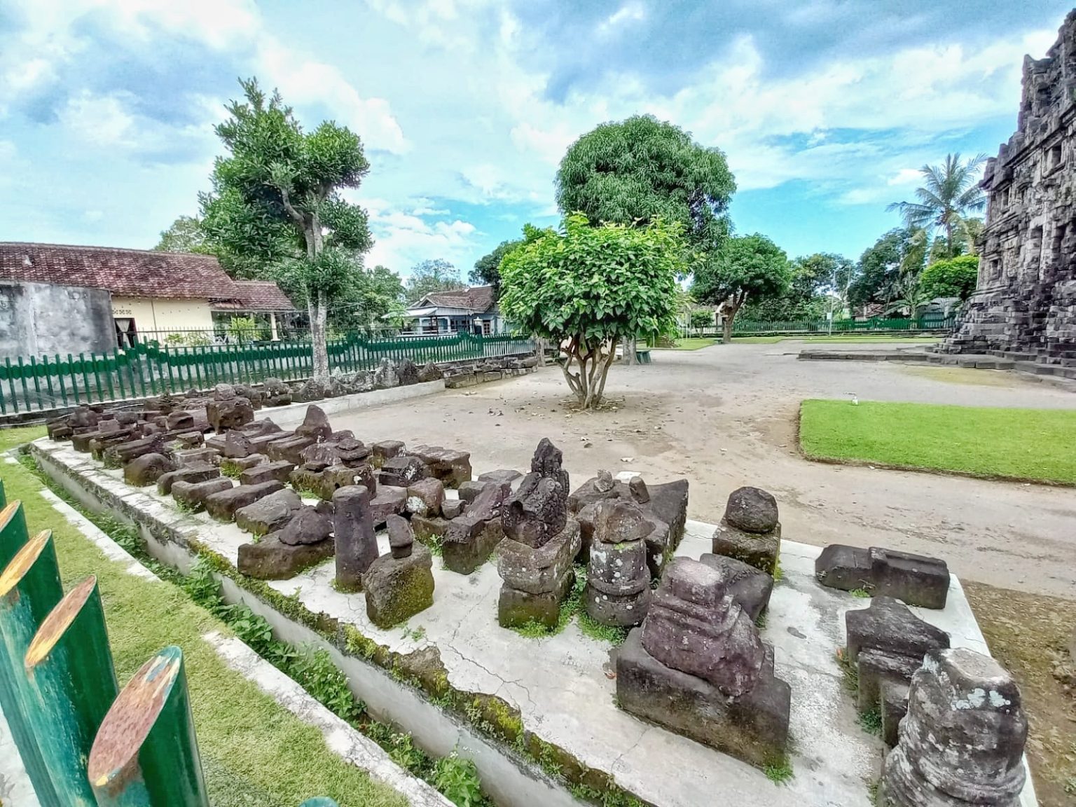 Candi Sari - Candi Unik Peninggalan Kerajaan Mataram Kuno | Hibur.id