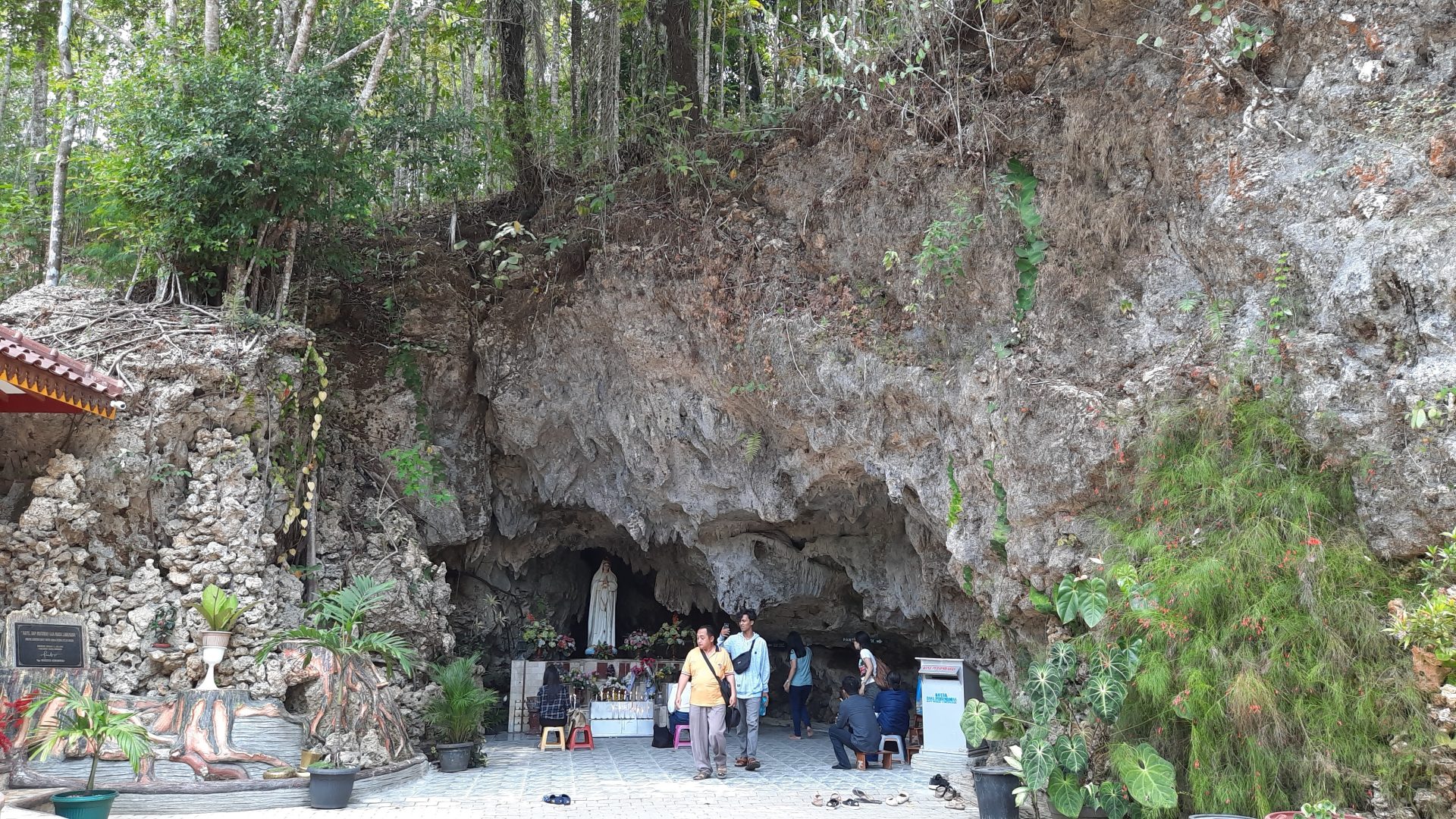 Ini Dia Wisata Religi Goa Maria Lawangsih Yang Wajib Didatangi Umat ...