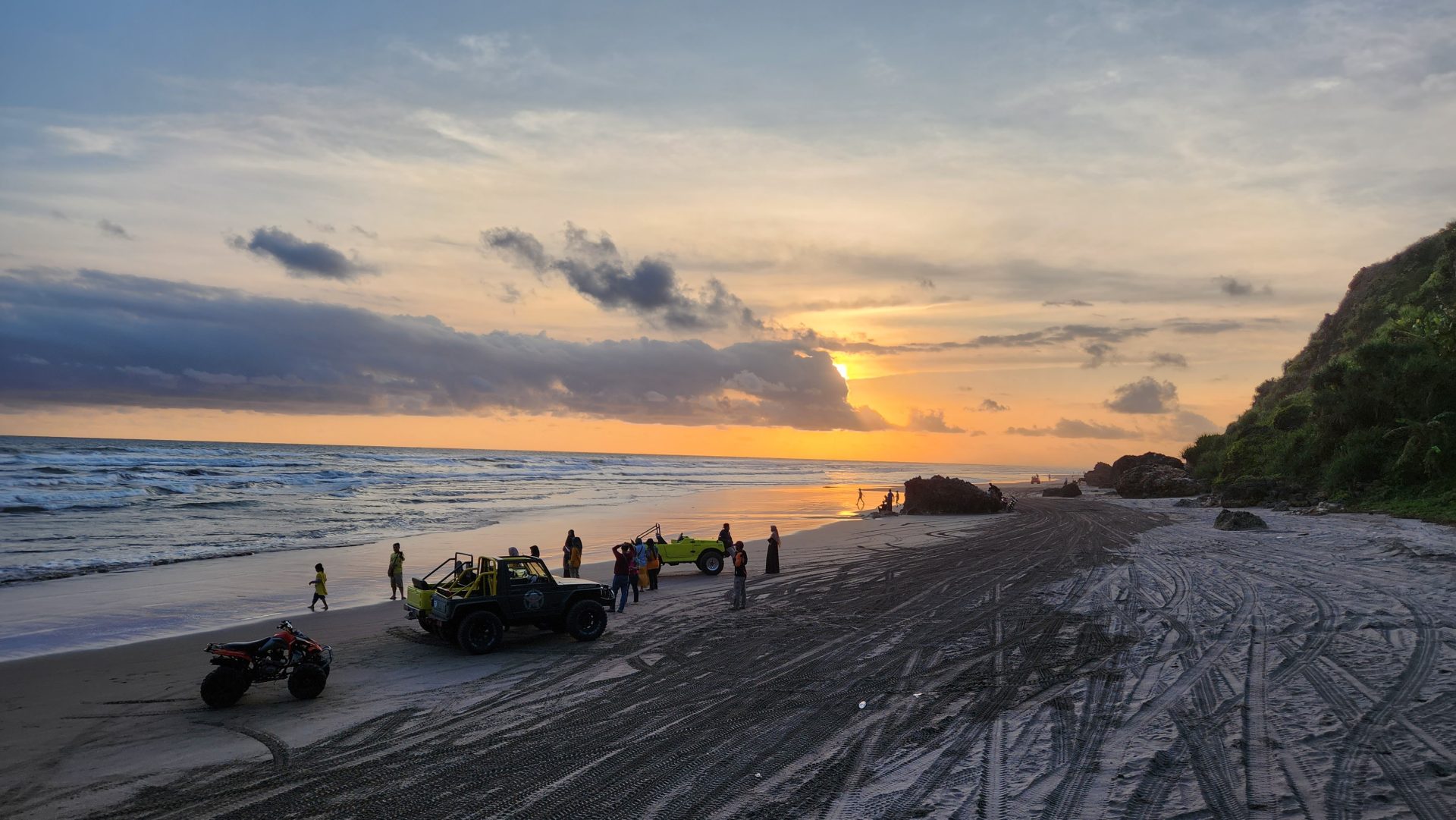 Pantai Parang Endog, Rasakan Sensasi Private Beach! | Hibur.id
