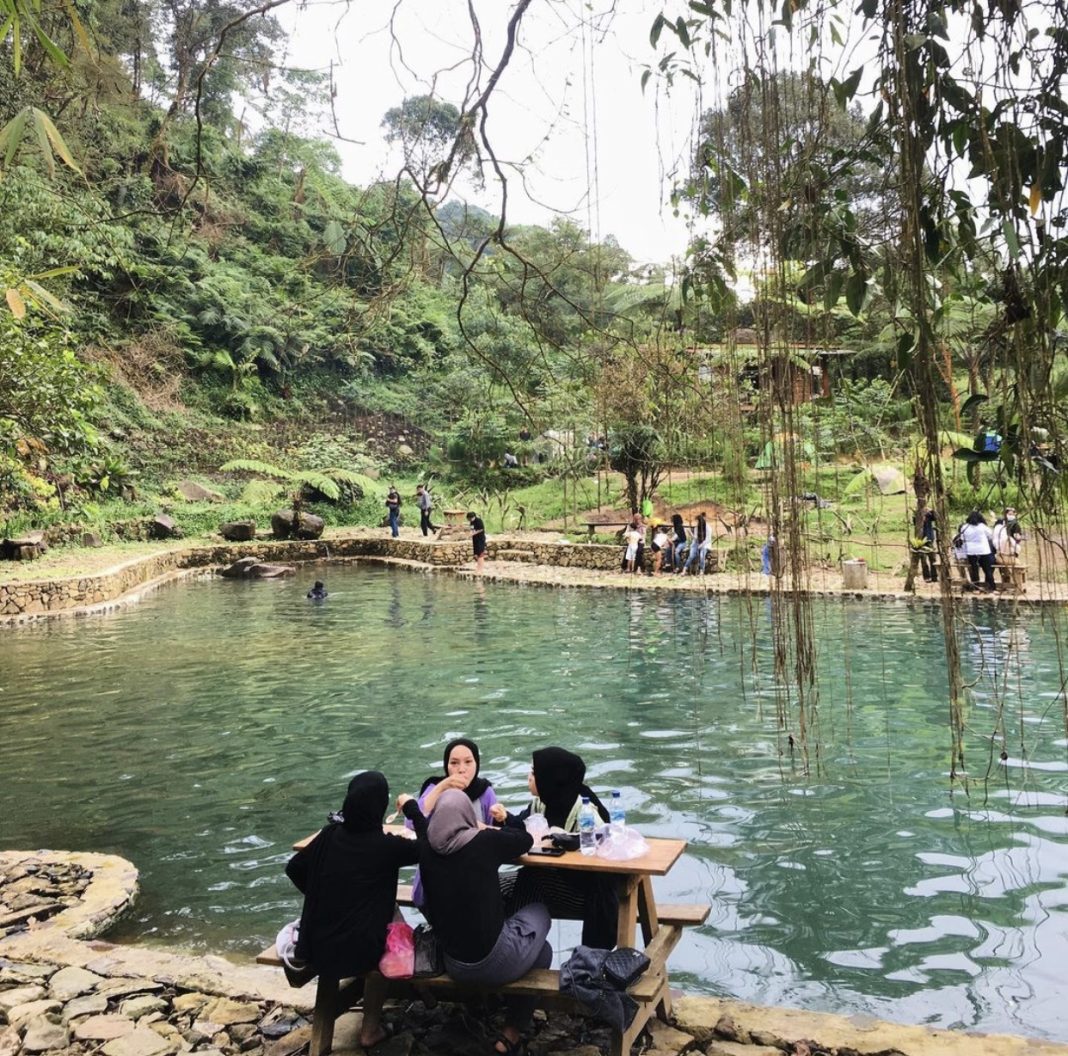 Telaga Batu - Paduan Pemandangan Indah Dan Kolam Yang Menyegarkan ...