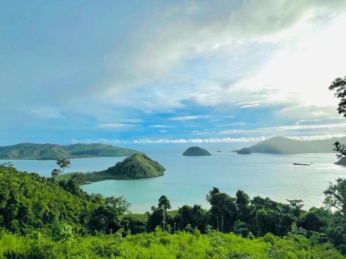 Berkemah Di Raja Ampatnya Pulau Sumatera - Pulau Mandeh | Hibur.id