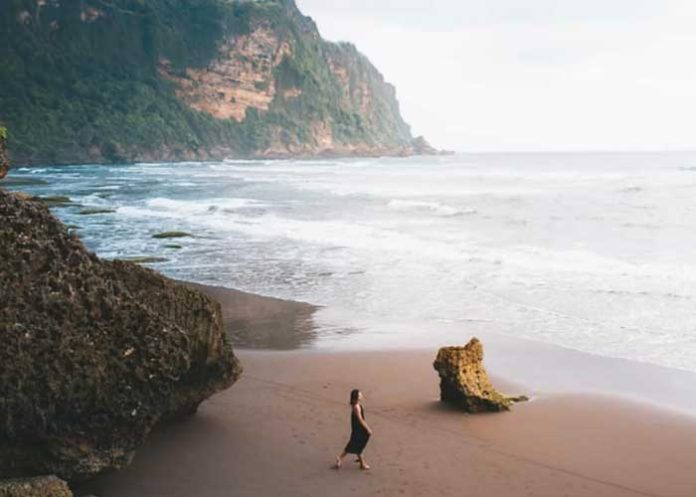 Pantai Parang Endog, Rasakan Sensasi Private Beach! | Hibur.id