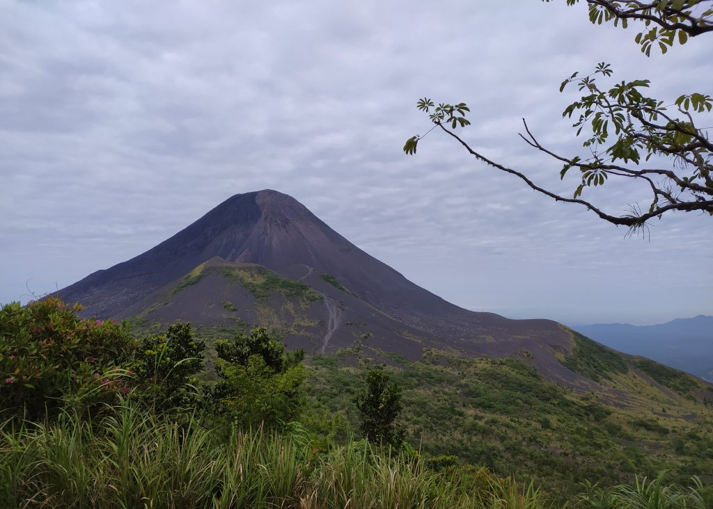 Gunung Soputan, Spot Berkemah Dan Mendaki Yang Cocok Bagi Pemula | Hibur.id