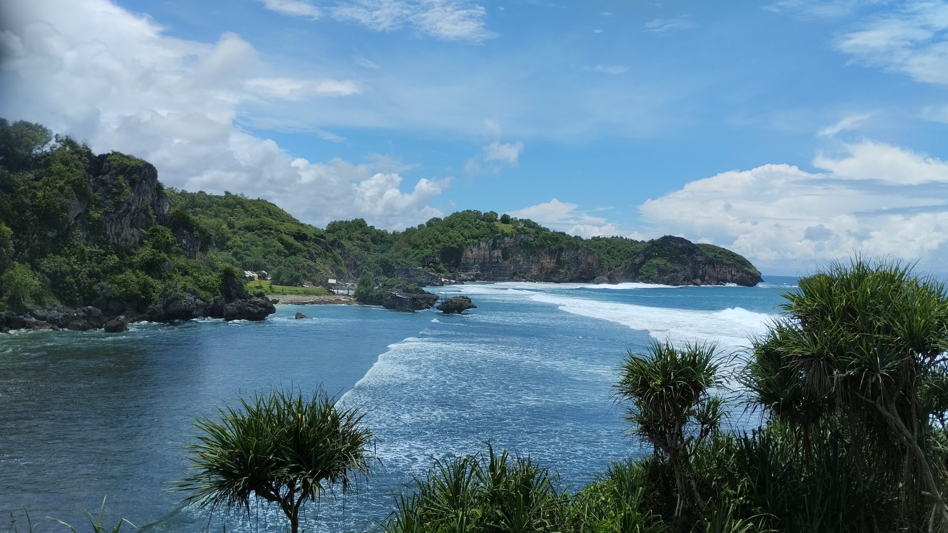 Pantai Drini – Pantai Dengan Keindahan Laut Yang Mempesona | Hibur.id
