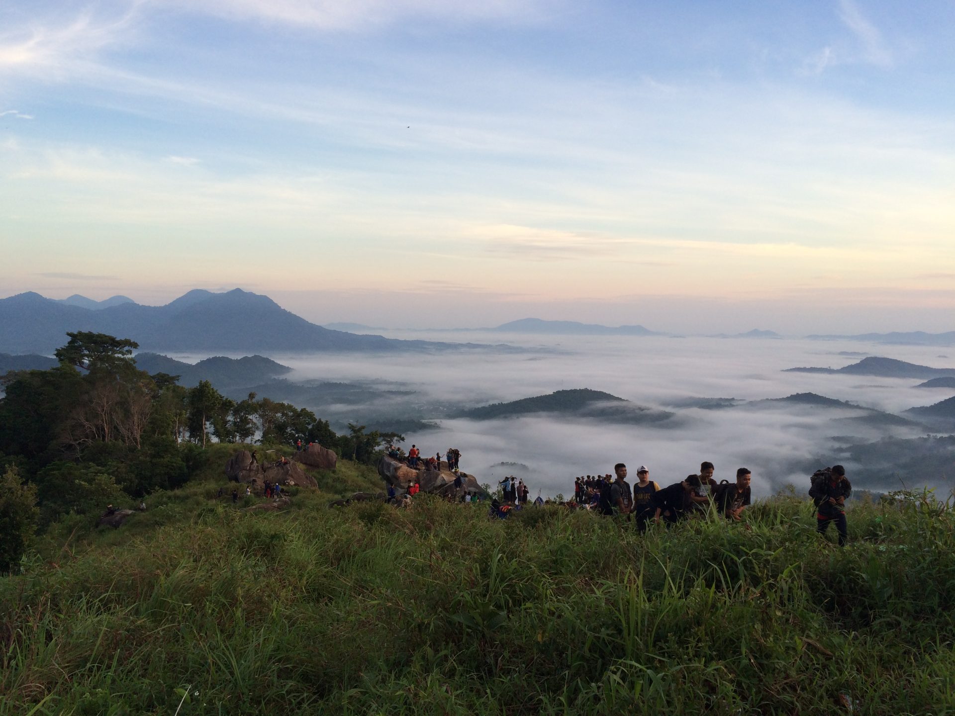 Menikmati Keindahan Di Atas Awan Dengan Berkemah Di Bukit Jamur ...