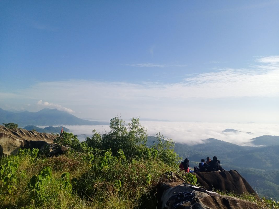 Menikmati Keindahan Di Atas Awan Dengan Berkemah Di Bukit Jamur ...