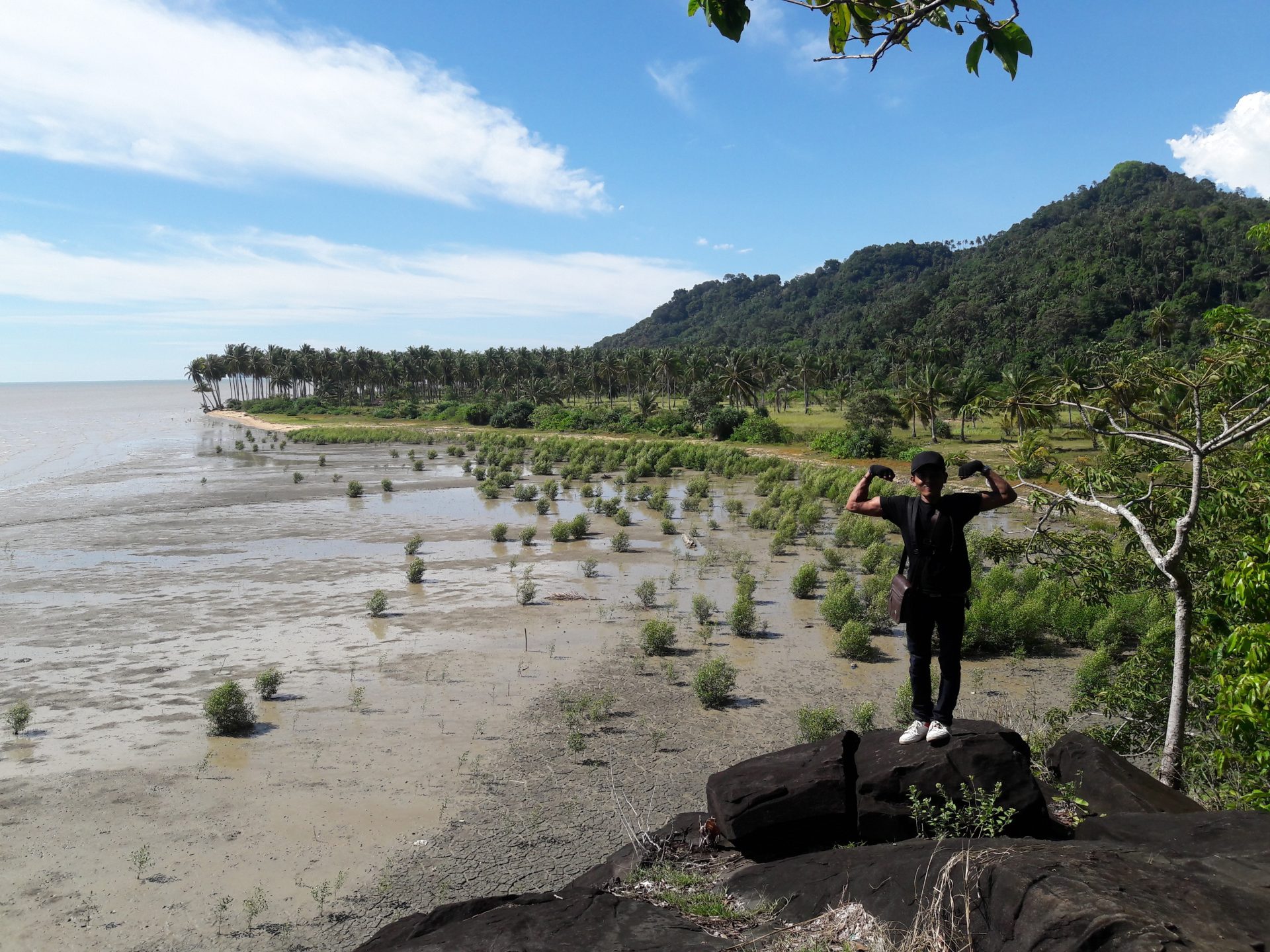 Menghabiskan Malam Dengan Berkemah Di Pantai Gosong Yang Unik | Hibur.id