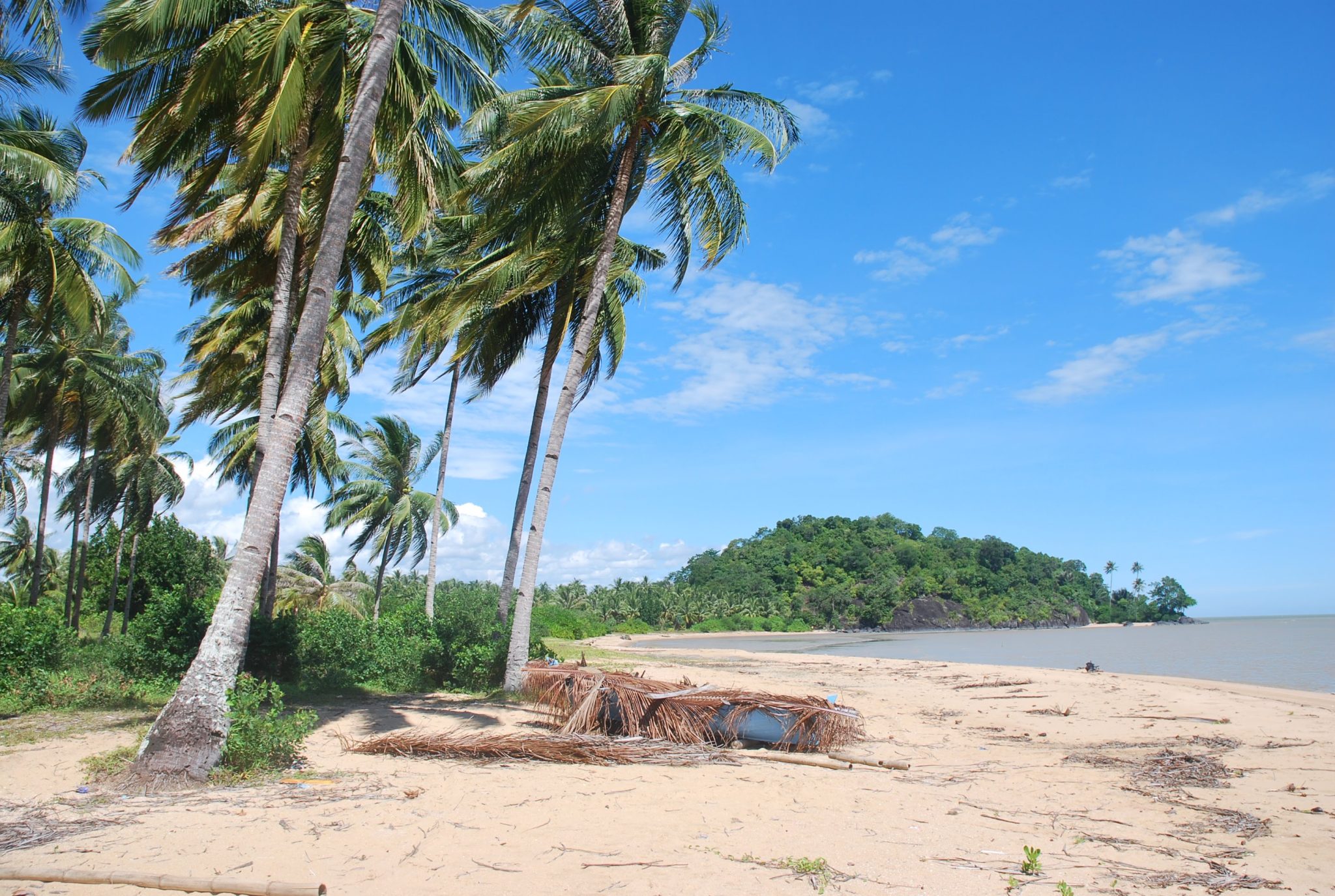 Menghabiskan Malam Dengan Berkemah Di Pantai Gosong Yang Unik | Hibur.id