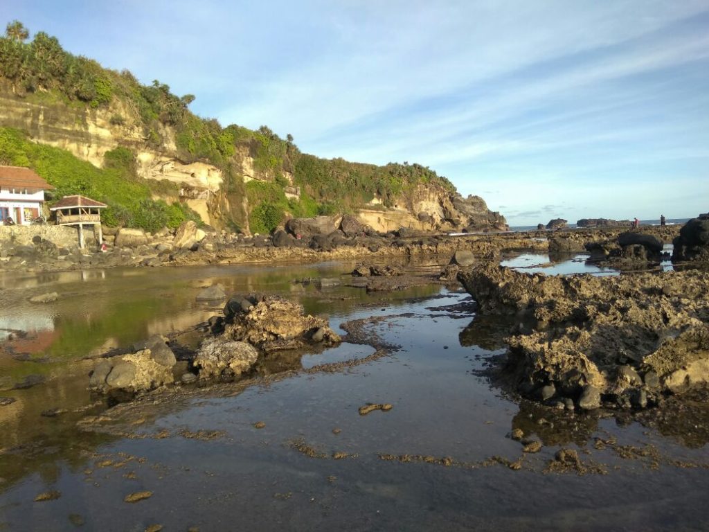 Pantai Rancabuaya -Wisata Garut - Destinasi Travel Indonesia | Hibur.id