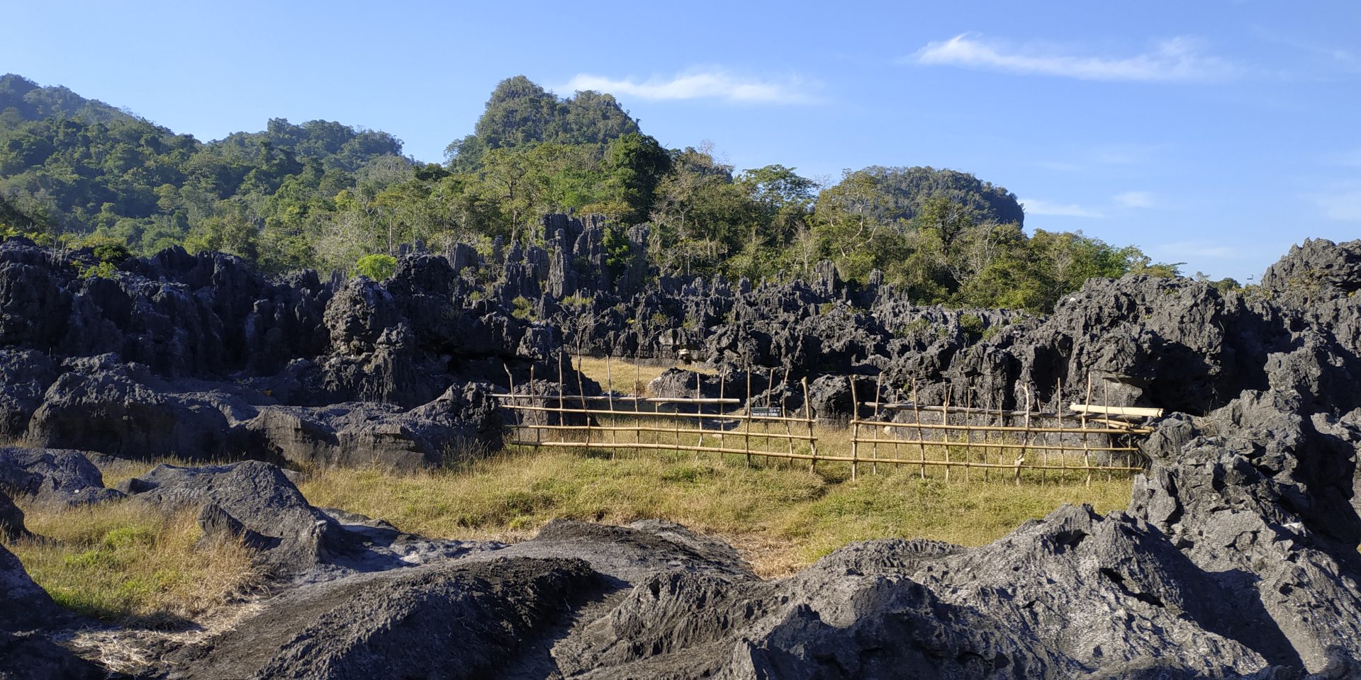 Keindahan Taman Batu Karst Balocci Yang Mempesona | Hibur.id