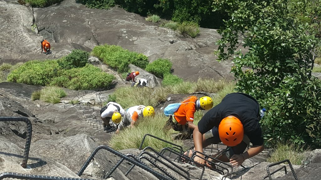 Panjat Tebing Gunung Parang - Purwakarta | Hibur.id