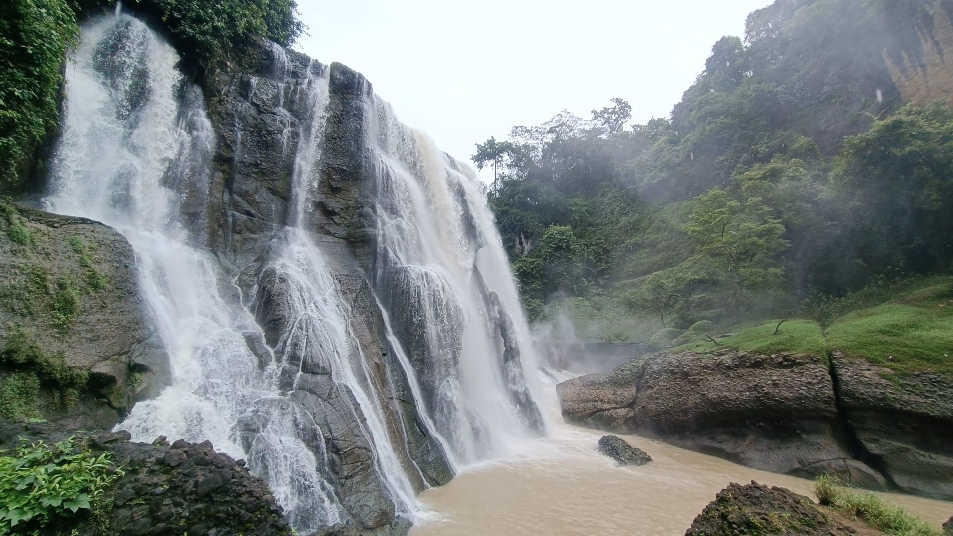 Pesona Keindahan Curug Caweni - Destinasi Travel Indonesia | Hibur.id