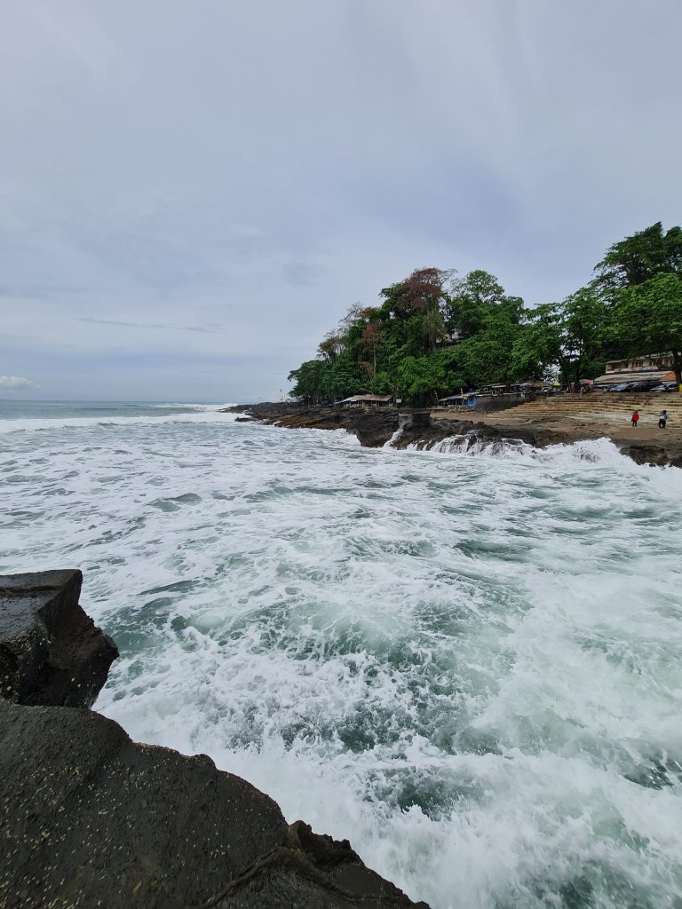 Inilah Pantai Karang Hawu, Kecantikannya Membius Semua Mata! | Hibur.id