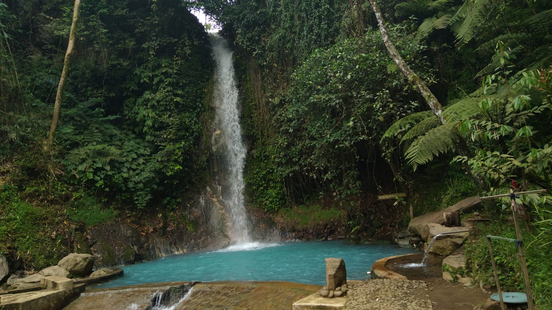 Curug Koleangkak - Curug Unik Dengan Air Birunya Yang Menawan ...