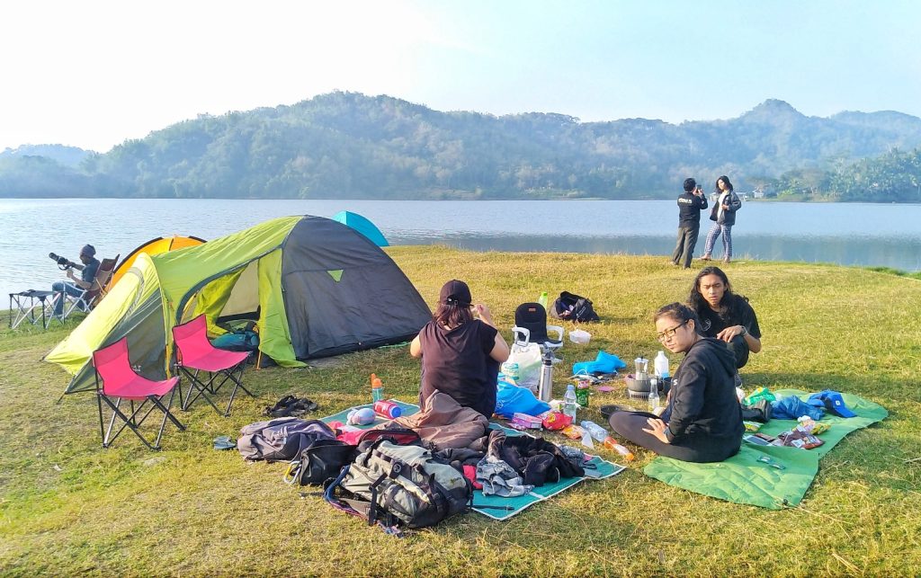 Yuk, Nikmati Liburan Dengan Berkemah Dengan Tenang Di Waduk ...