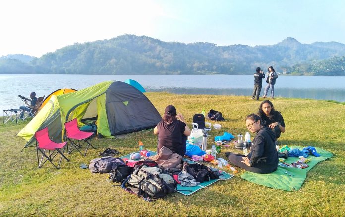 Yuk, Nikmati Liburan Dengan Berkemah Dengan Tenang Di Waduk ...