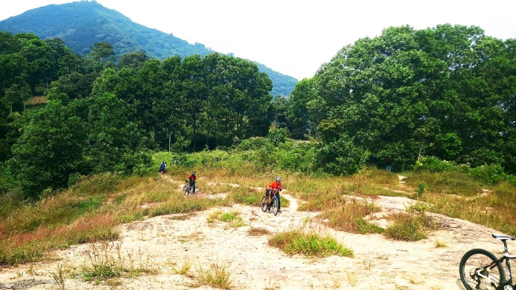 Gunung Batu Tanjungsari, Spot Berkemah Yang Cocok Buat Pecinta Gowes | Hibur.id