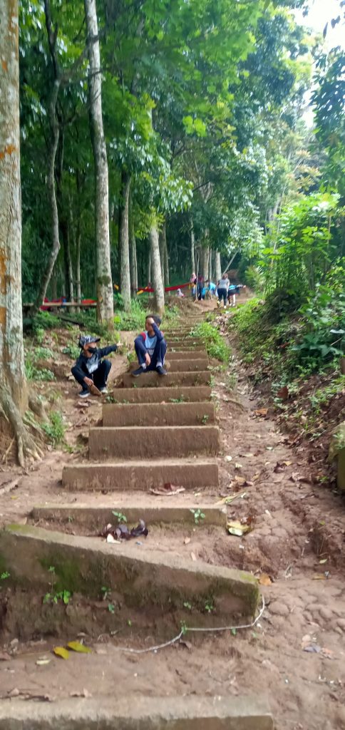 Gunung Batu Tanjungsari, Spot Berkemah Yang Cocok Buat Pecinta Gowes | Hibur.id