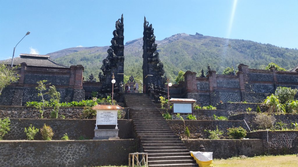 Pura Pasar Agung, Lokasi Wisata Indah Dengan View Gunung Agung Yang ...