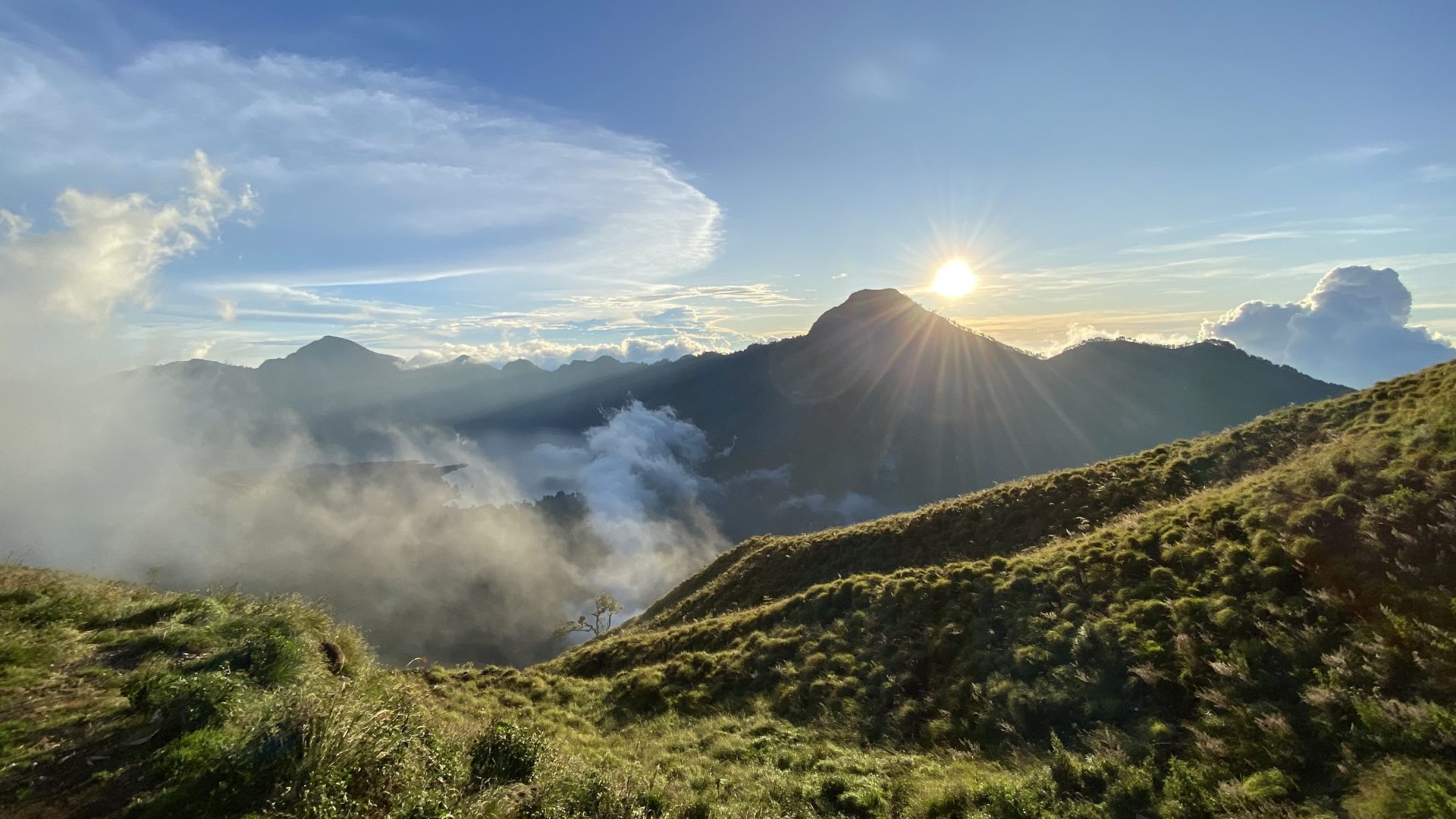 5 Gunung Tertinggi yang Menawarkan Pemandangan Spektakuler | Hibur.id