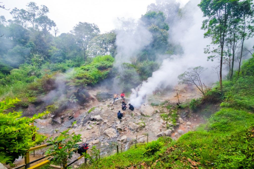 Jalan-Jalan ke Kawah Kamojang Garut Untuk Nikmati Berendam Air Panas - Destinasi Travel Indonesia