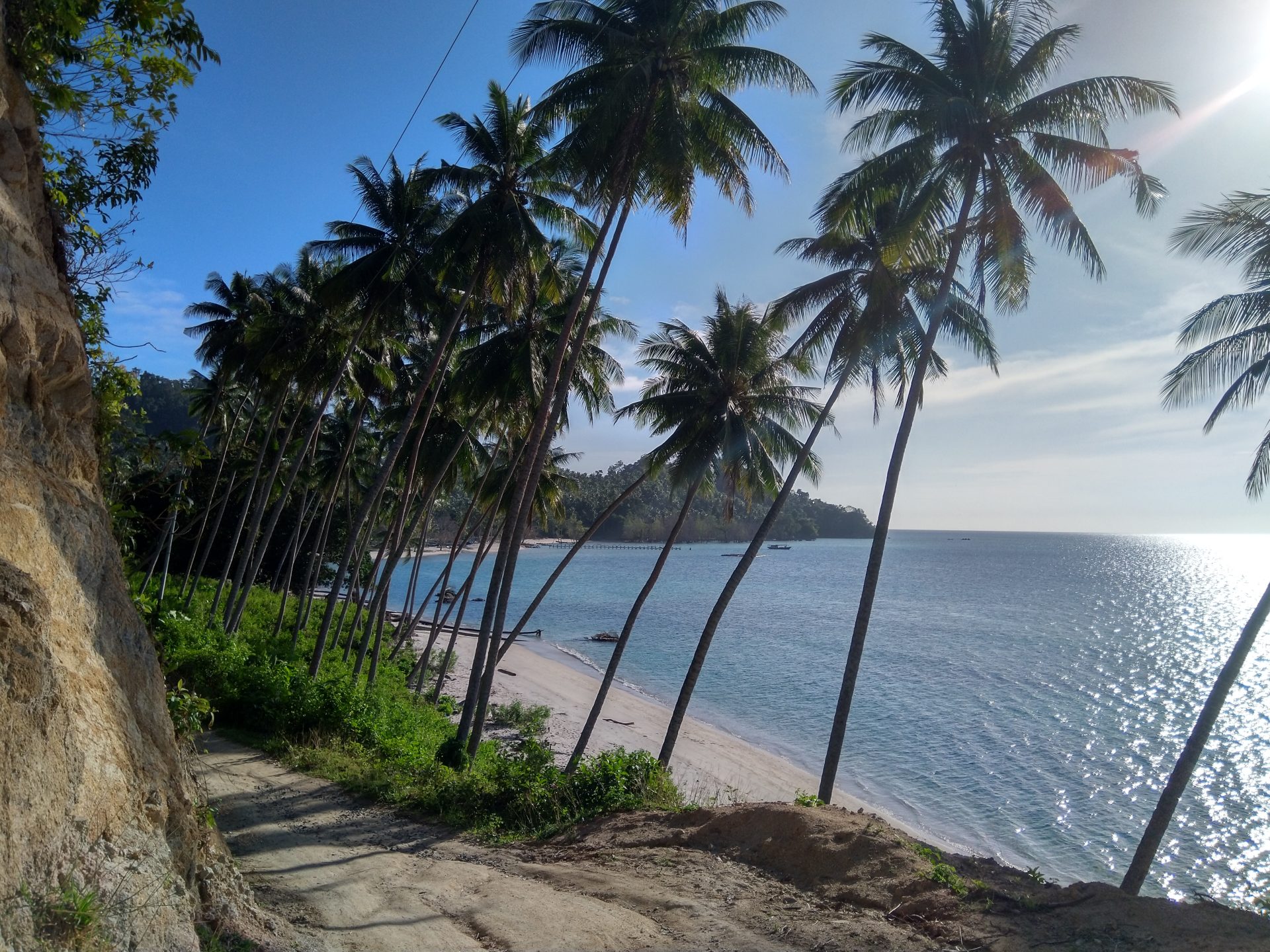 5 Pantai yang Menawan di Palu untuk Menikmati Pesona Laut dan Alam yang Memukau | Hibur.id